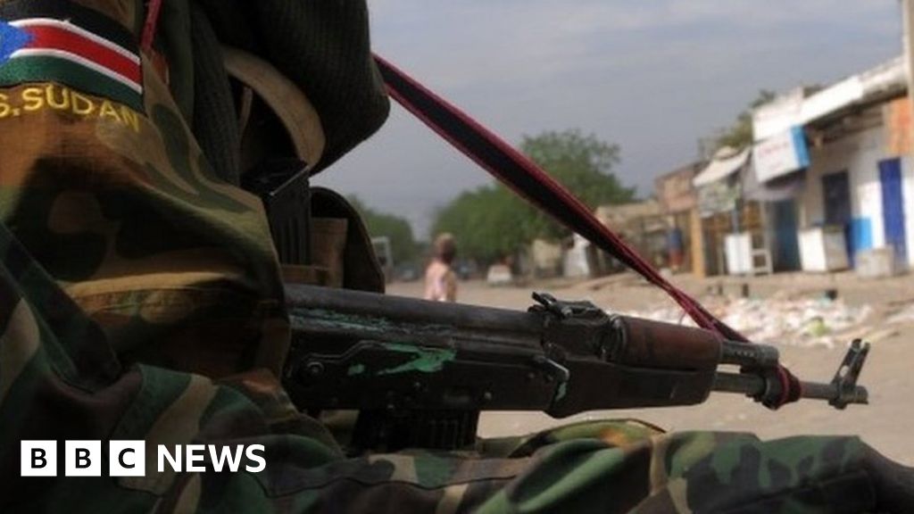 South Sudan warring sides 'stockpiling weapons' - UN - BBC News