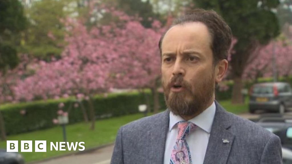 'Do Welsh Labour need another middle aged white man as leader?' - BBC News