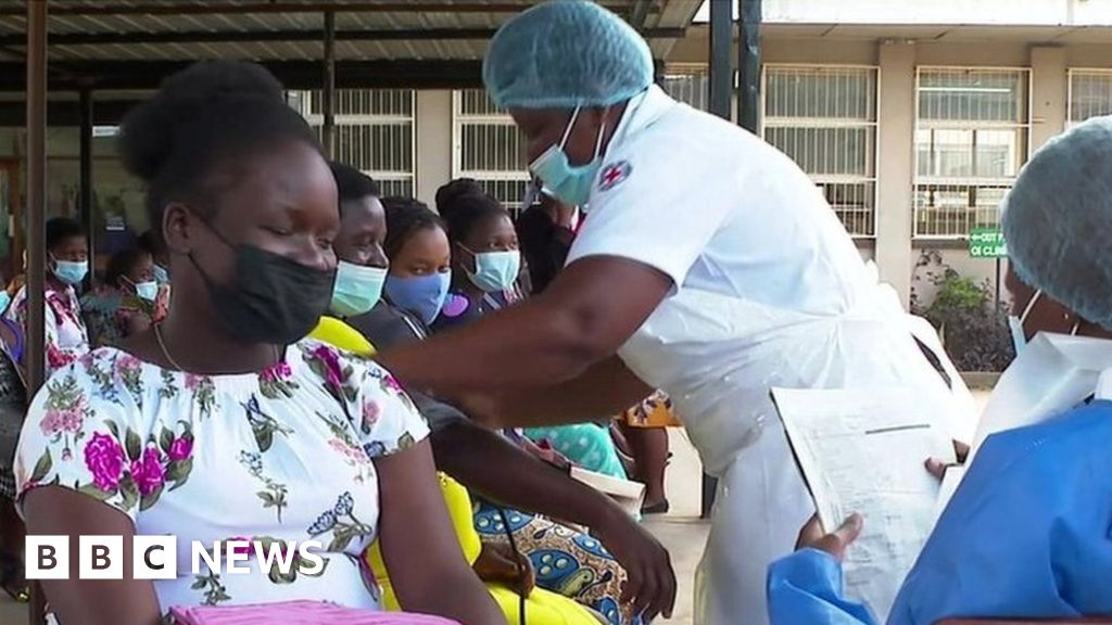 Zimbabwe clinics struggle for nurses after exodus to the UK - BBC News