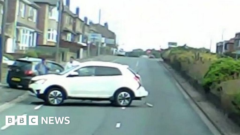 Dashcam footage released in hunt for stolen car suspects - BBC News