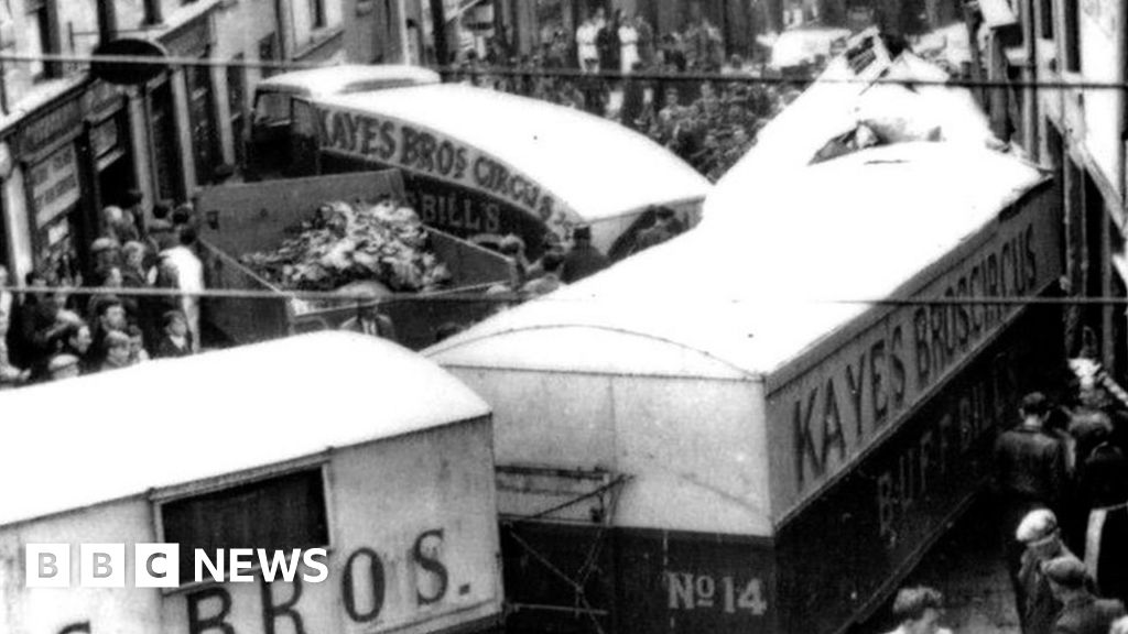 Tyrone: The day the circus crashed into Dungannon - BBC News