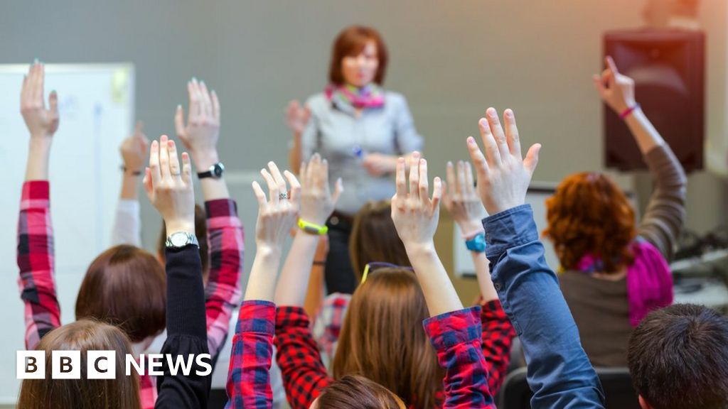 Australian school bans clapping in assemblies - BBC News