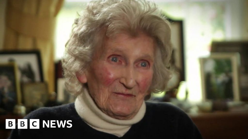 Queen's cousin Margaret Rhodes dies - BBC News