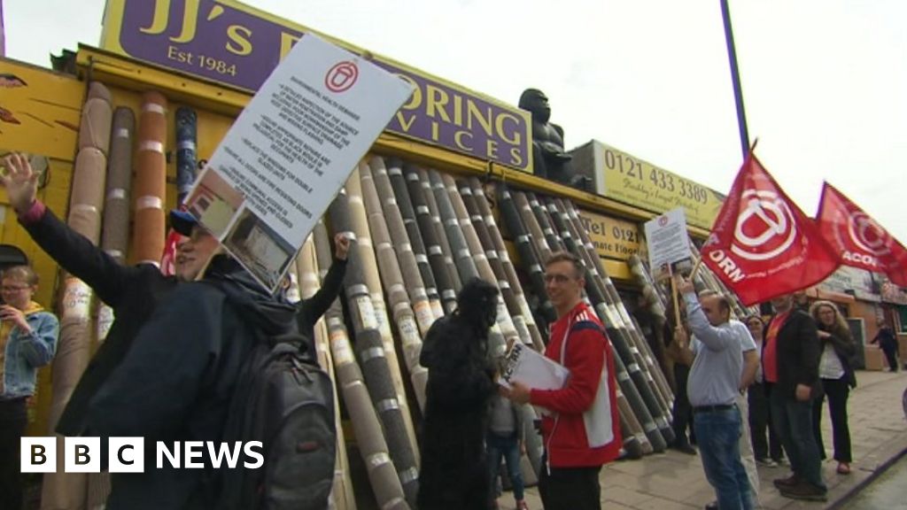 Tenants protest outside Birmingham freeholder's shop