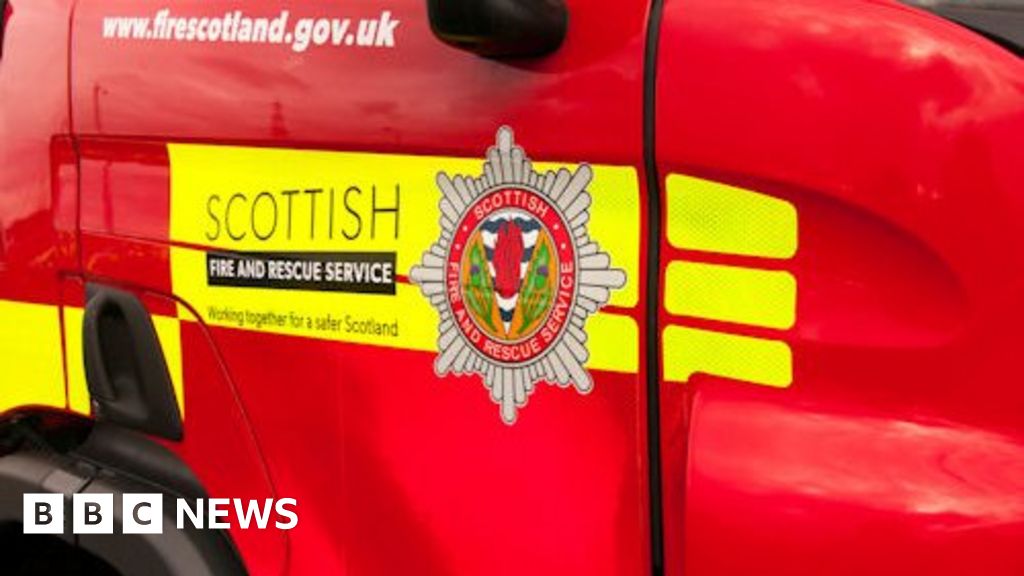 Teenagers charged following Maddiston farm fire - BBC News