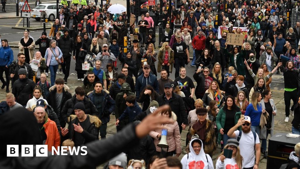 Covid: Police in Liverpool arrest 16 at anti-lockdown protest - BBC News