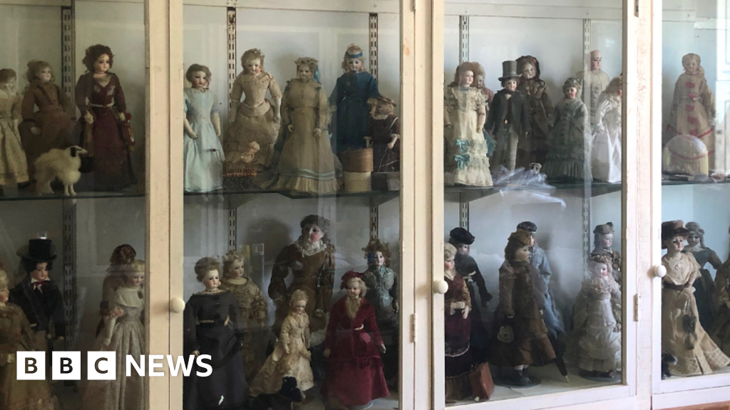 Valuable doll collection set to go under the hammer in Newbury - BBC News