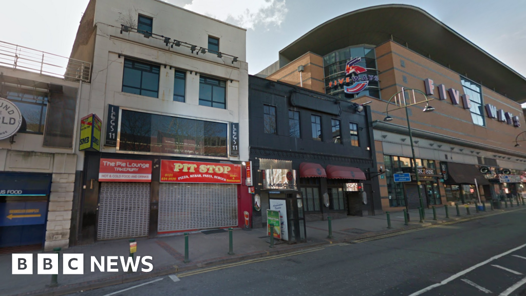 Broad Street: Fire crews tackle Birmingham city centre blaze - BBC News