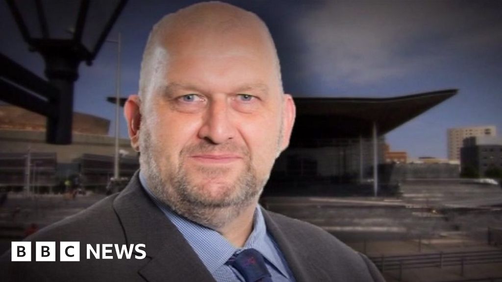 Carl Sargeant: Claim more women made allegations - BBC News
