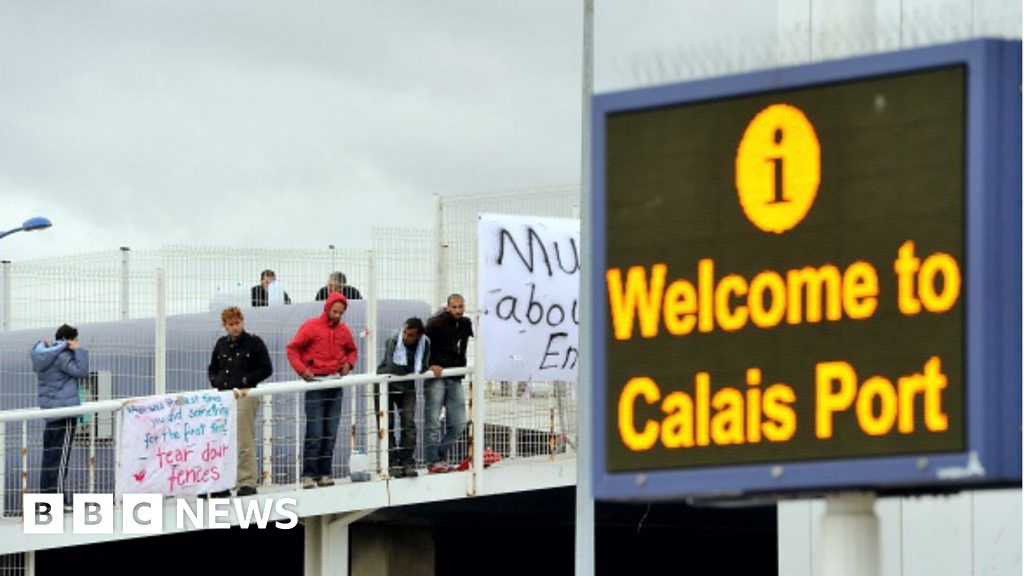 French and UK governments agree to keep Calais border control - BBC News
