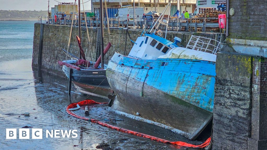 Fishing boat that sank to be removed from harbour - BBC News