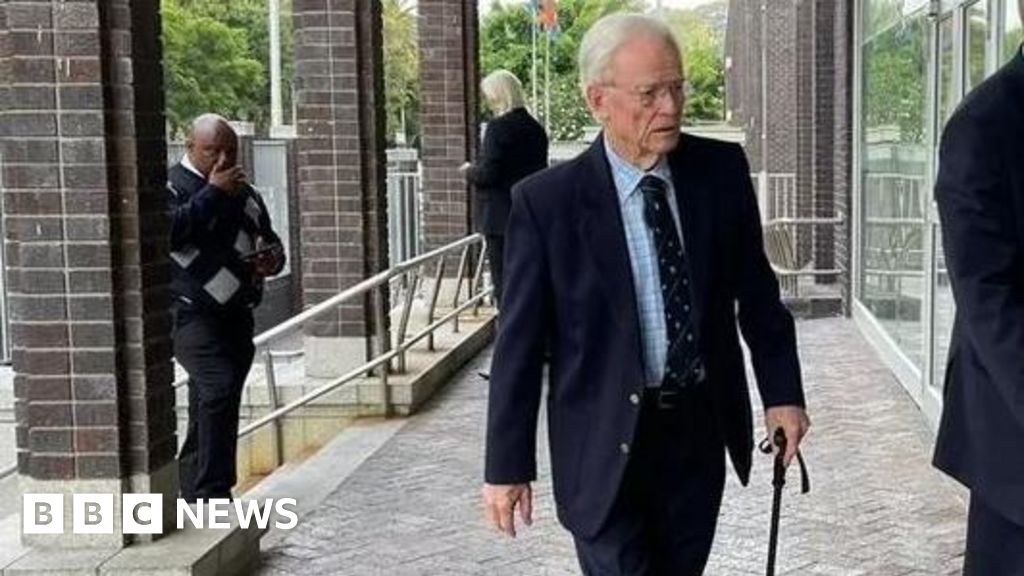 Ex-teacher Iain Wares denies sex abuse offences in South Africa - BBC News