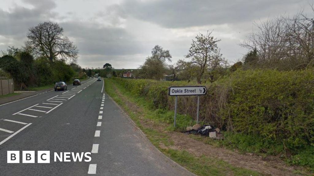 'Serious' crash closes A48 at Minsterworth - BBC News