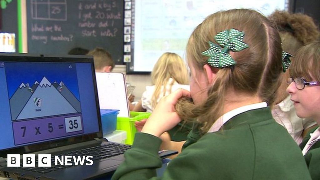 Too much technology 'could lower school results' - BBC News