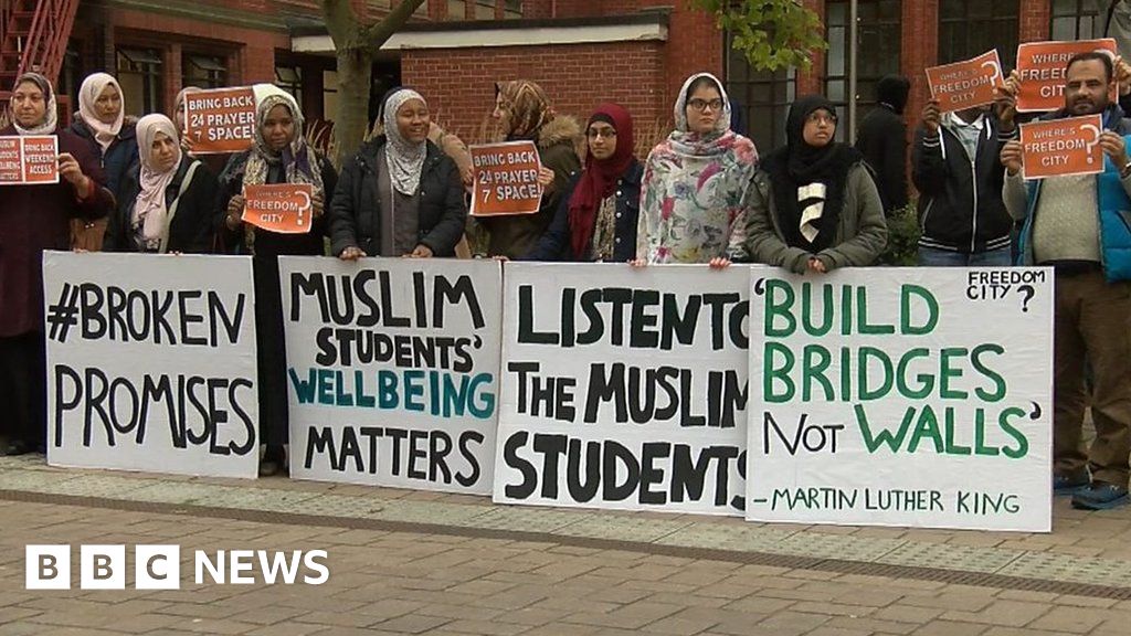Newcastle University students protest over prayer room - BBC News