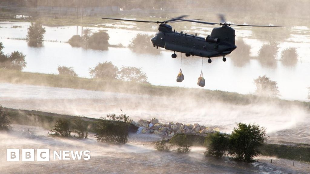 Wainfleet flooding: RAF ballast drop to cost up to £1m - BBC News
