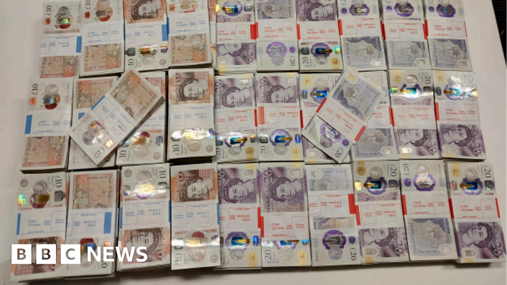Huge stash of £150k in cash found in car boot - BBC News