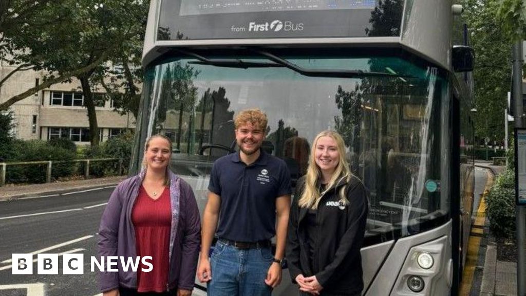 ‘Game changer’ as Norwich night bus returns to UEA - BBC News