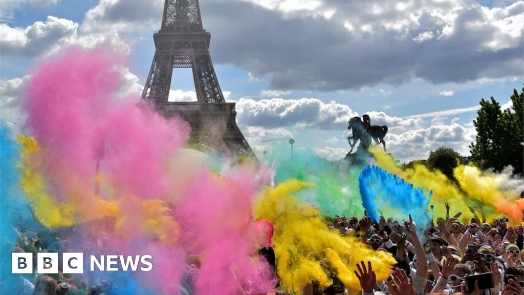 World's 'most colourful 5k run' - BBC News