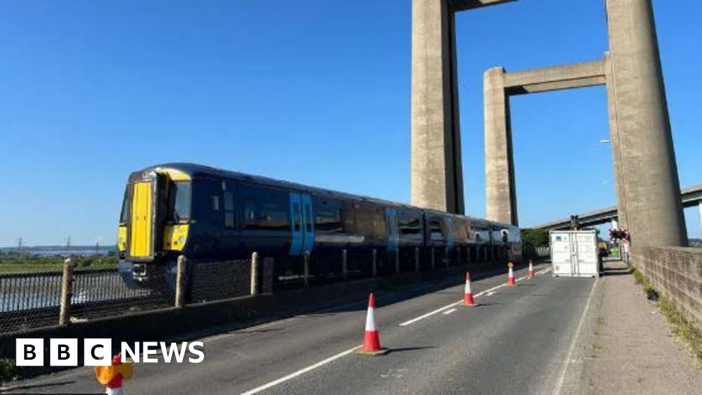 Isle of Sheppey: Kingsferry Bridge to close for eight days - BBC News