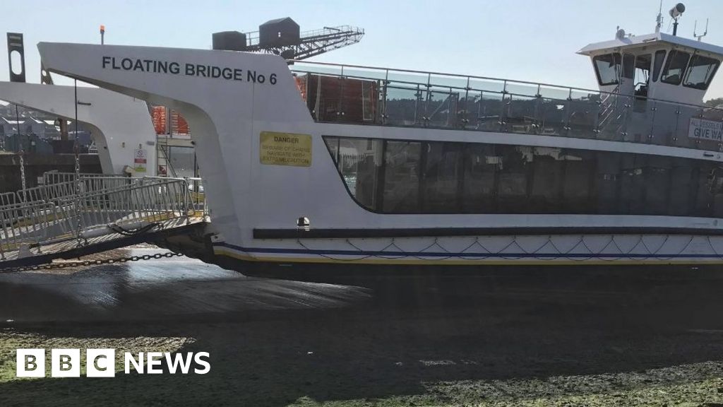 Cowes Floating Bridge runs aground after 'reliable' claim - BBC News