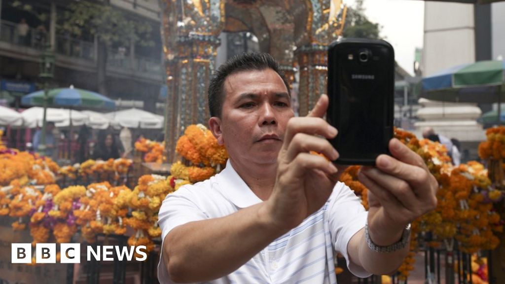 The age of the tragic selfie - BBC News