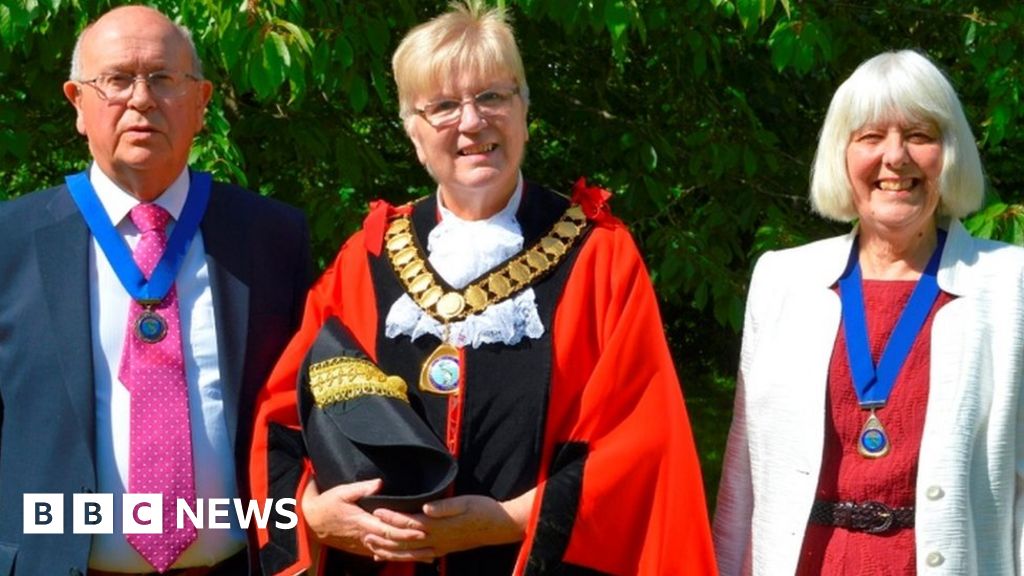 Thatcham town mayor extends tenure for Wembley final
