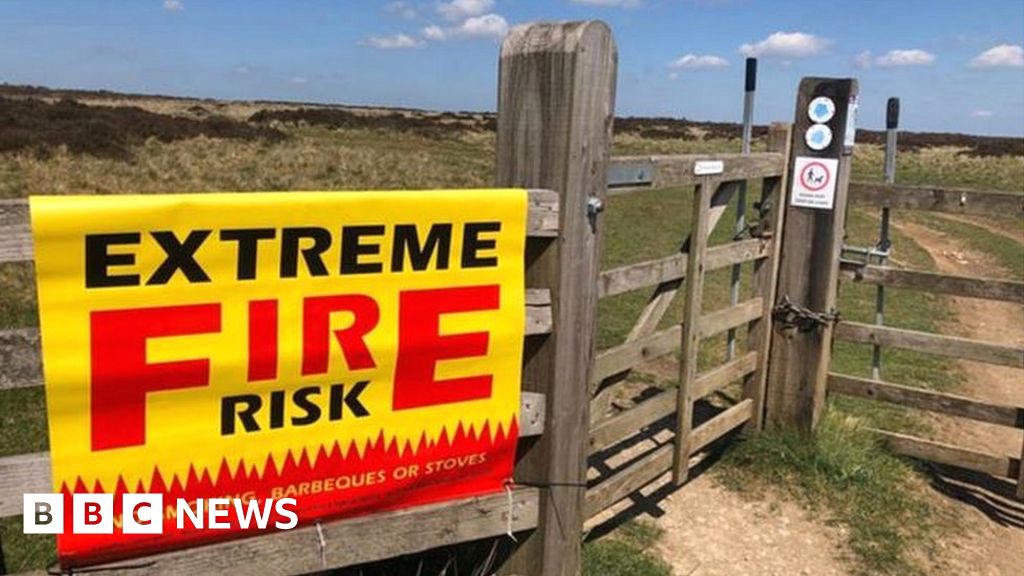 North York Moors fire alert issued as dry spell continues - BBC News