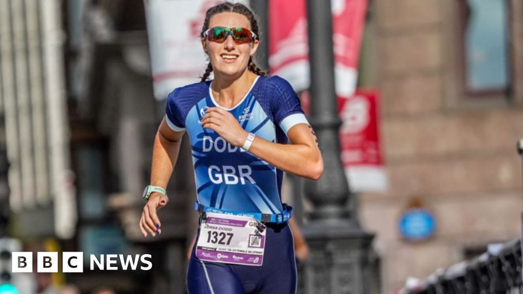 Halifax firefighter Lorna Dodd makes GB triathlon team - BBC News