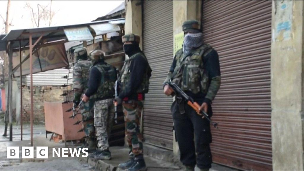 Pulwama attack: Indian troops search for militants - BBC News