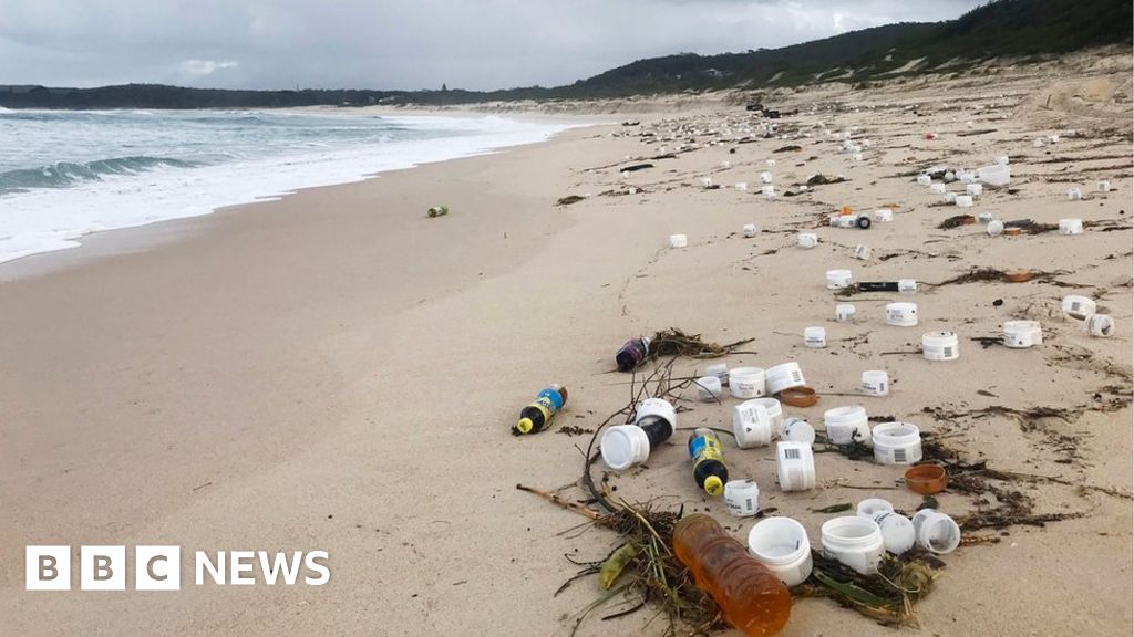 Australian beaches covered with rubbish from lost sea cargo - BBC News