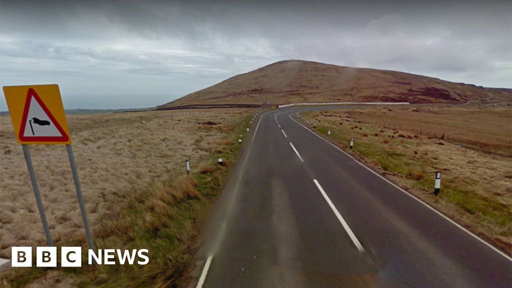 Isle of Man: Death of Windy Corner crash rider ruled an accident - BBC News