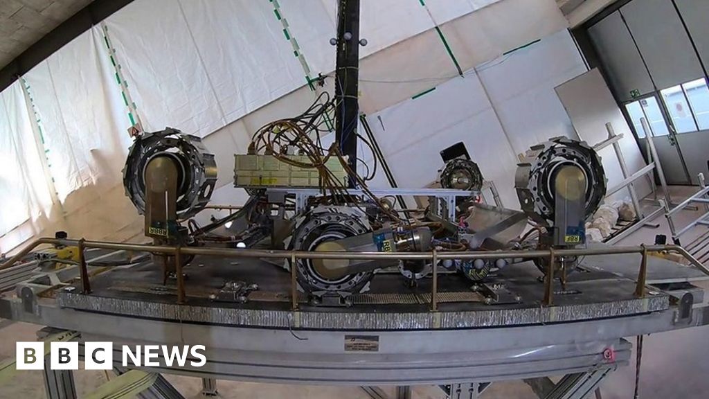 Rosalind Franklin rover: Standing up on Mars - BBC News