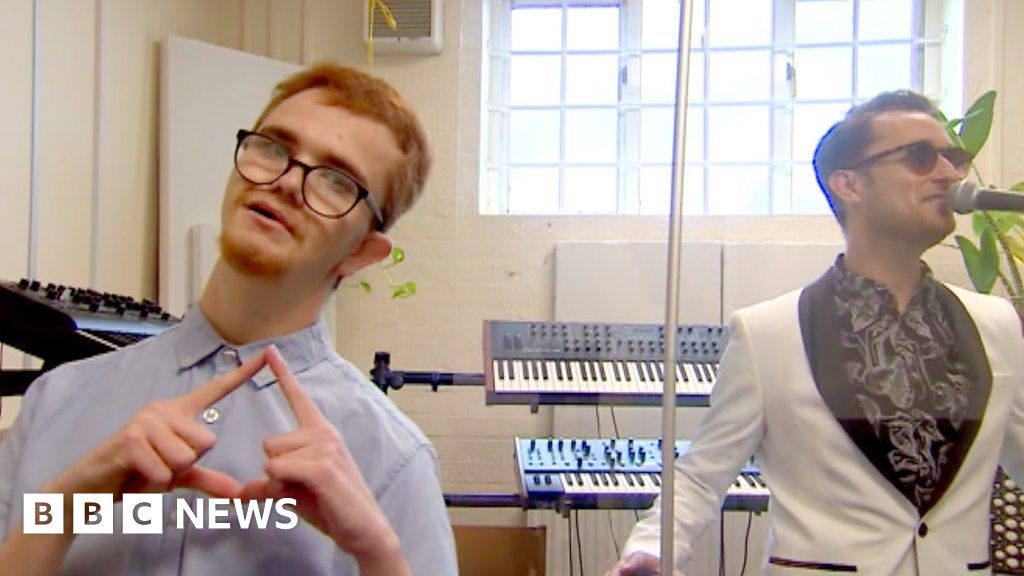 Nottingham student calls for sign language at music gigs - BBC News