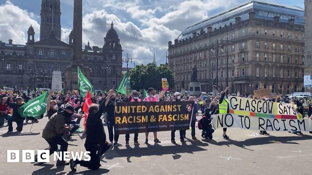 Anti-racism rally held despite 'stay away' warning - BBC News