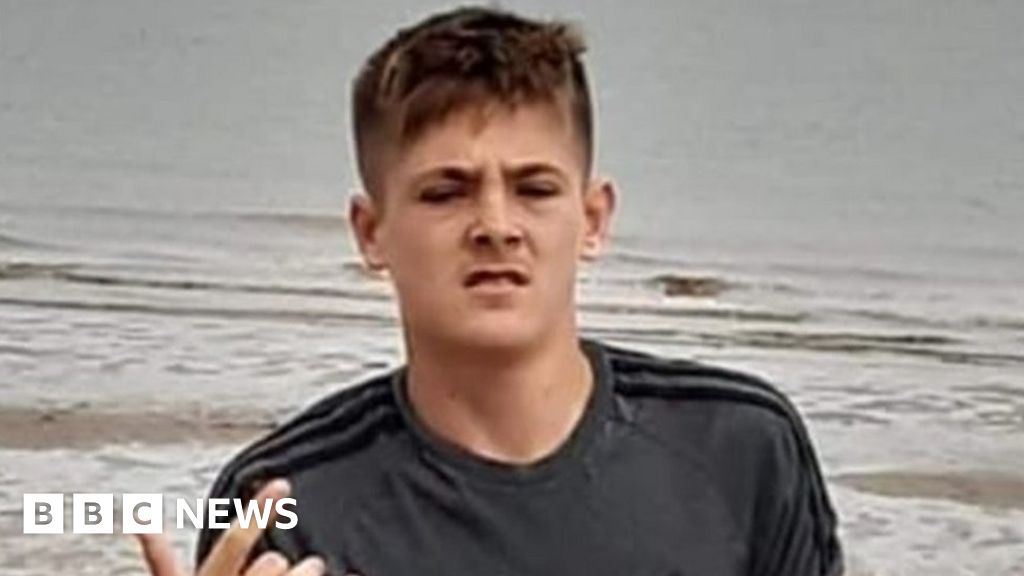 Dylan Holliday: Campaign launched at stabbed teen's old school - BBC News