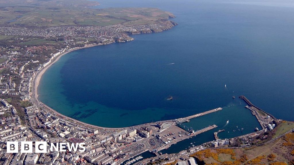 Douglas Promenade revamp hit by more than 900 defects