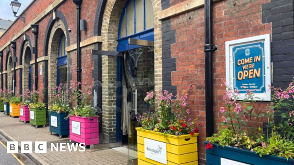 Barnstaple Pannier Market officially reopens - BBC News