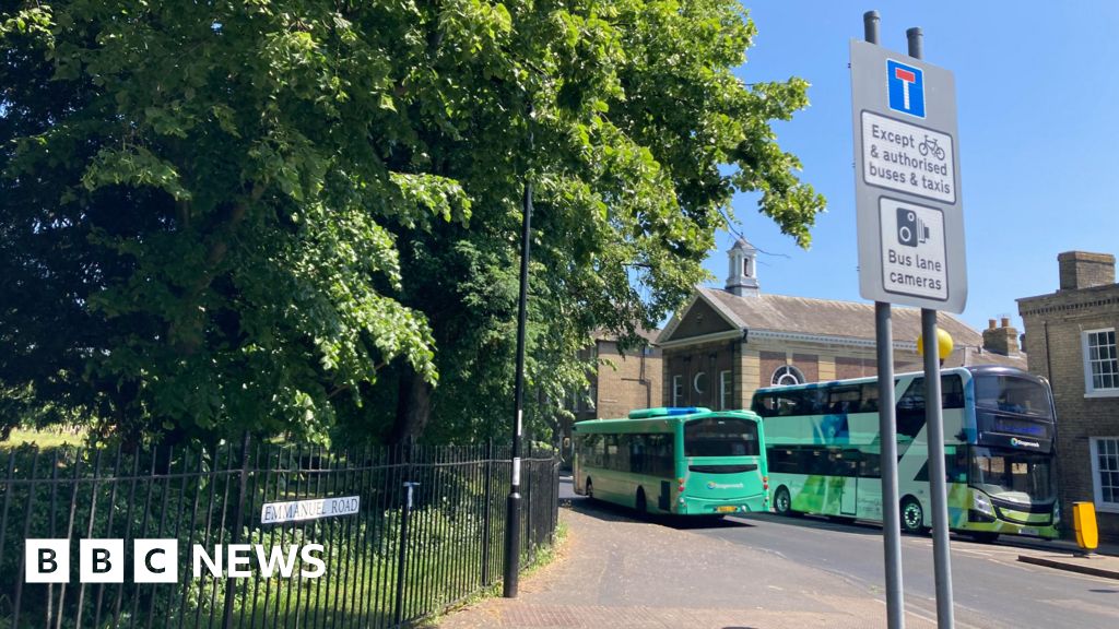 Cambridge roads closed after pedestrian hit by Mercedes - BBC News