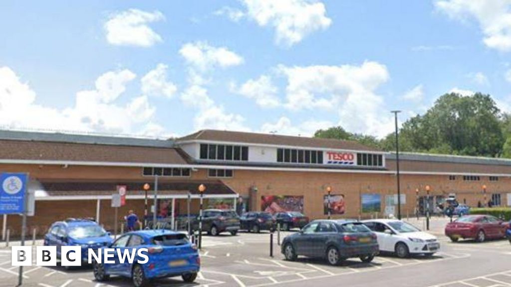 Cardiff: Teenager charged over Tesco machete threat - BBC News