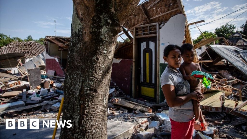 Lombok earthquake: Strong aftershock amid rescue efforts - BBC News