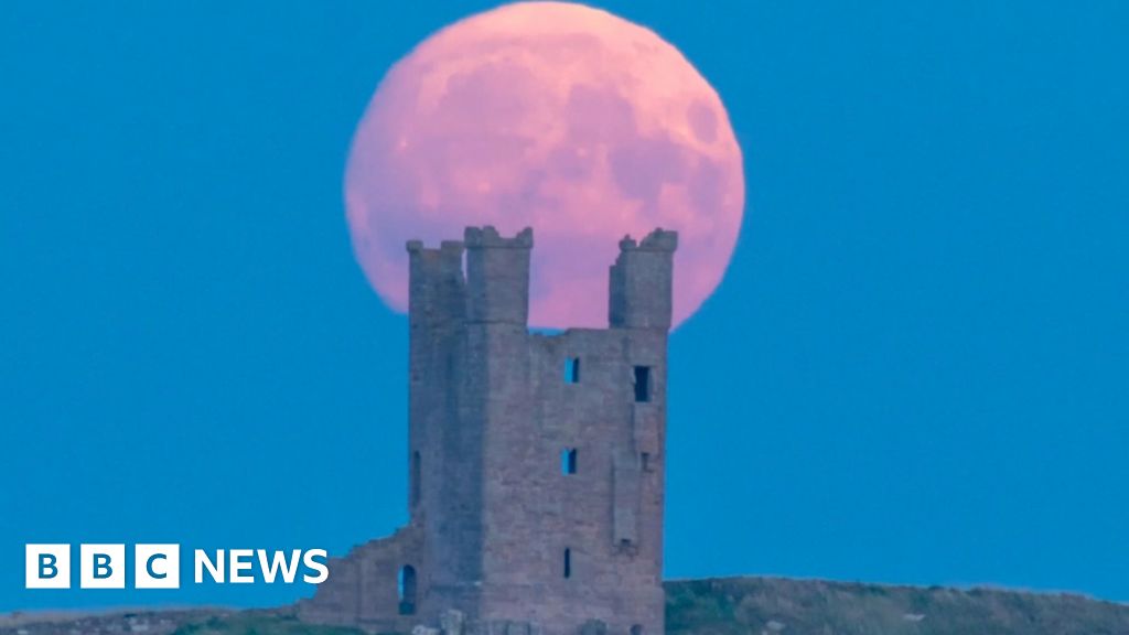 Full supermoon filmed in Northumberland - BBC News