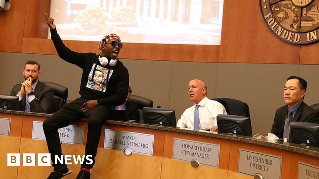 Stephon Clark's brother storms Sacramento council meeting - BBC News