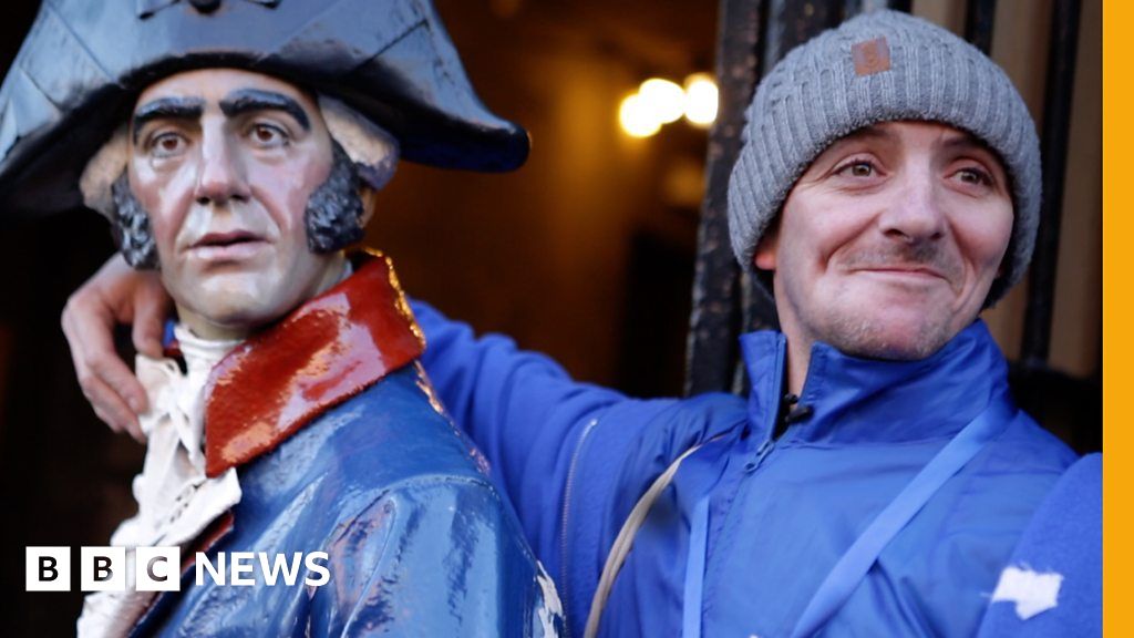 'I was homeless on these streets - I'm the perfect tour guide' - BBC News