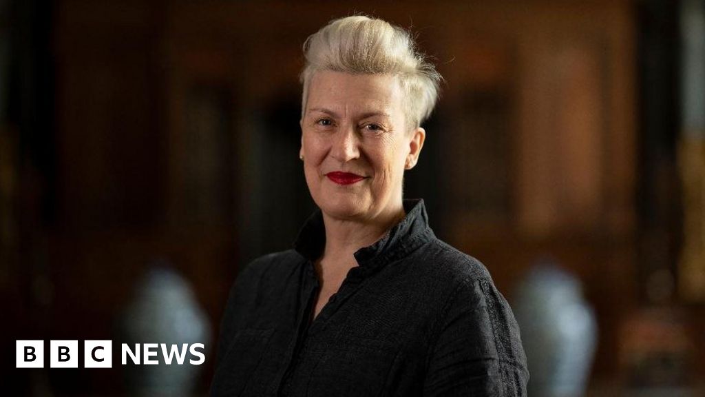 Singer Dame Sarah Connolly pulls out of the Proms - BBC News