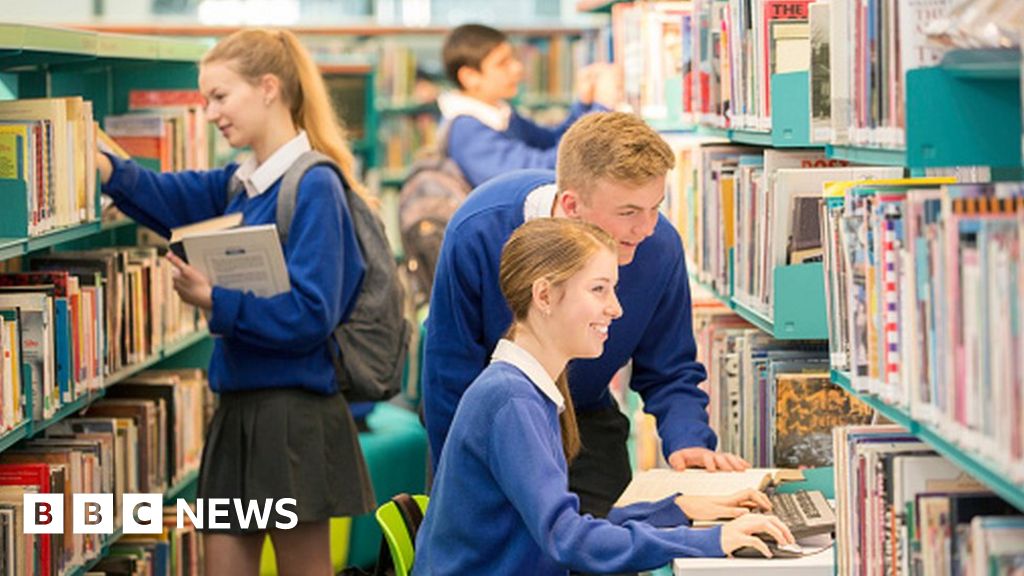 Curriculum reform: 'Lessons to be learned from Scotland' - BBC News