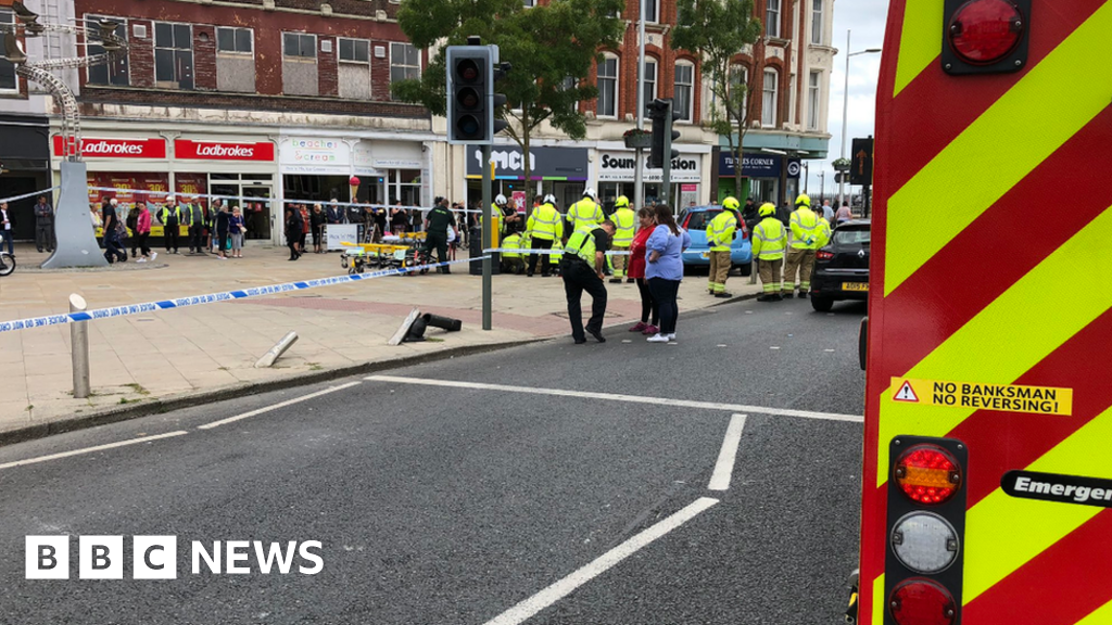 Lowestoft crash: Pedestrians injured as car hits bench - BBC News