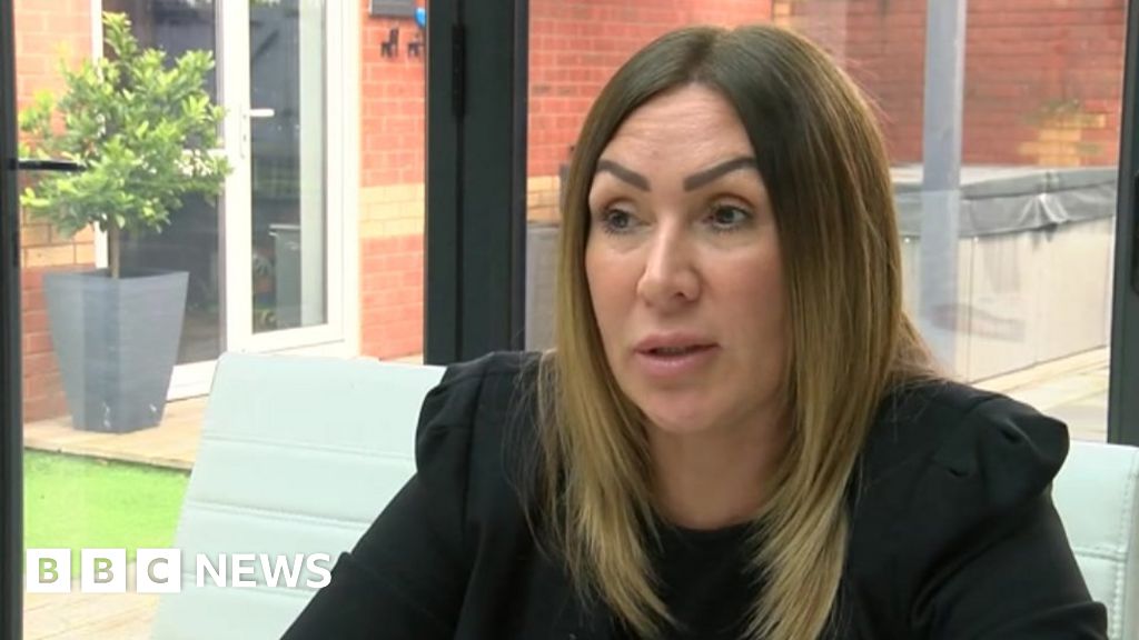 Daughter wants new probe of Bedworth mobility scooter crash - BBC News