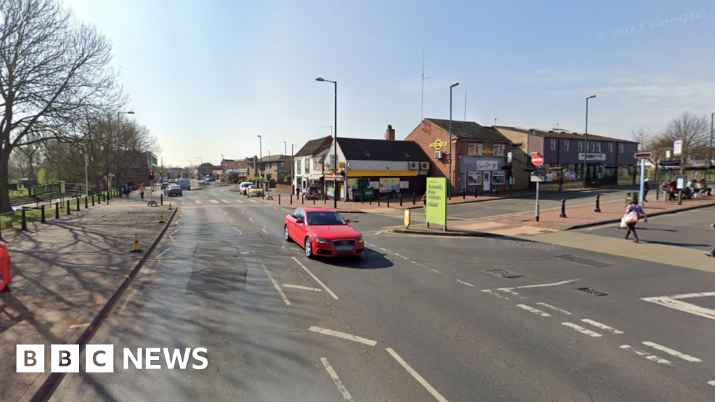 Bulwell: Appeal after armed raiders target pawnshop - BBC News