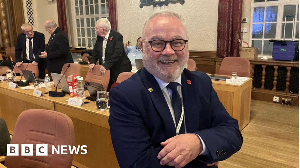 Mixed emotions as Peterborough City Council leader is ousted - BBC News